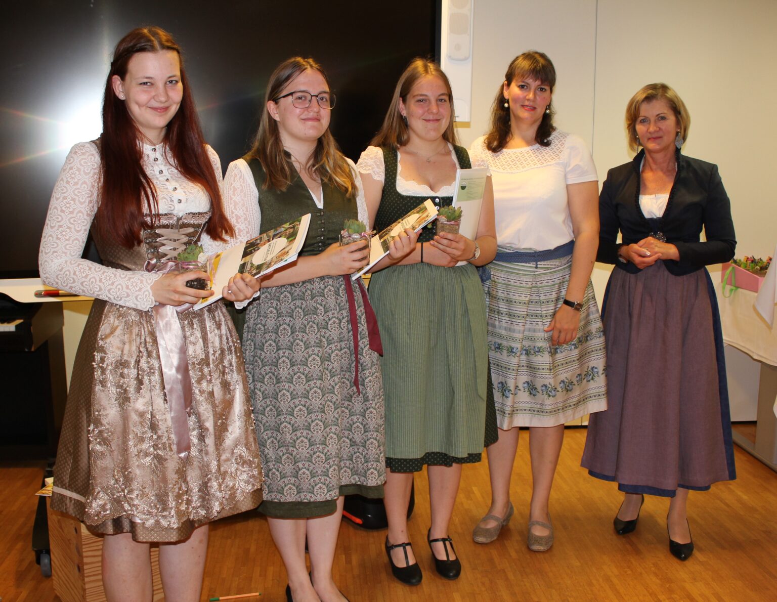 Erfolgreicher Abschluss: Fachschule Unterleiten verabschiedet Absolventinnen feierlich | LFS ...